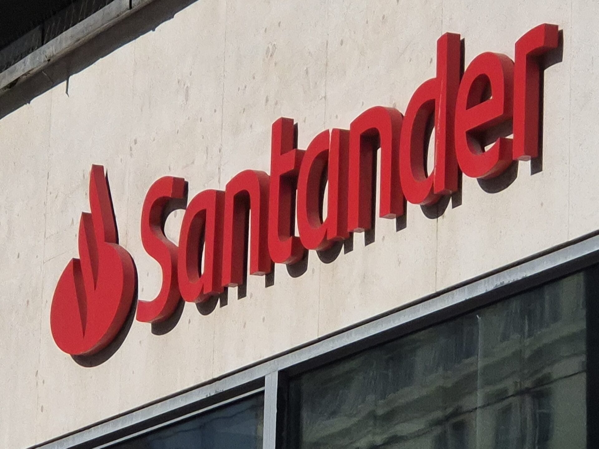 Kirkby and Formby to lose Santander branches as bank closes 95 stores ...